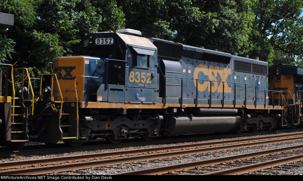 CSX SD40-2 8352 on Q409-15